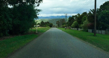 Driving on a road without a centreline | Drive