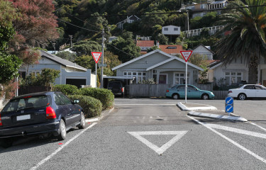 Give way signs | Drive